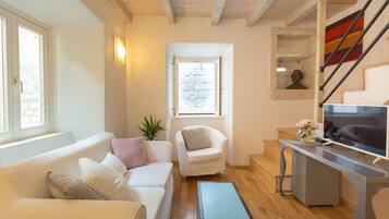 Apartamento urbano (3 Bedrooms) | Área de estar | TV de tela plana