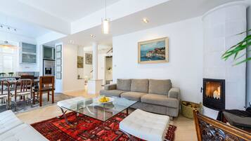 Villa Premium, piscina privativa (4 Bedrooms) | Sala de estar | Televisor de ecrã plano de 100 cm com canais via satélite, televisor