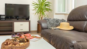 Apartamento Nobre, banheira de hidromassagem grande, vista para o mar (3 Bedrooms) | Sala de estar | TV de ecrã plano