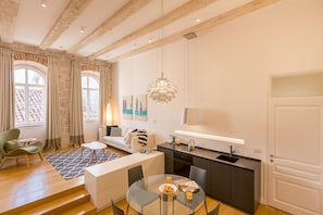 Apartamento galeria (1 Bedroom) | Cozinha privada | Geladeira, micro-ondas, fogão, cooktop