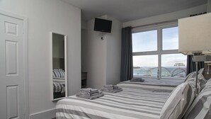 Quarto Triplo Standard, casa de banho anexa, vista para o mar | Ferro/tábua de engomar, Wi-fi grátis, com decoração personalizada 