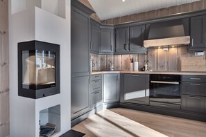 Cabine, 3 quartos | Cozinha privada | Um frigorífico/congelador grande, um forno, uma placa de cozinha