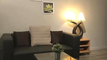 Apartamento Clássico | Sala de estar | TV de ecrã plano