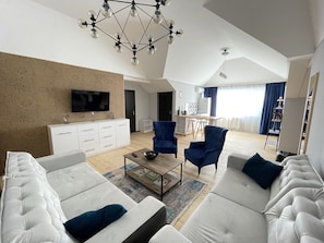 Quarto superluxo | Área de estar | Smart TV 84 cm com canais digitais, TV, filmes pagos