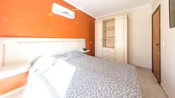 Apartamento tradicional, 1 quarto, varanda, vista para a cidade | Frigobar, cofres nos quartos, cortinas blackout, Wi-Fi de cortesia