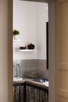 Um frigorífico/congelador grande, uma placa de cozinha 