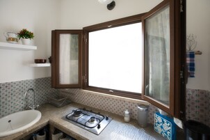 Geladeira grande, cooktop, máquina de café expresso, cafeteira/chaleira