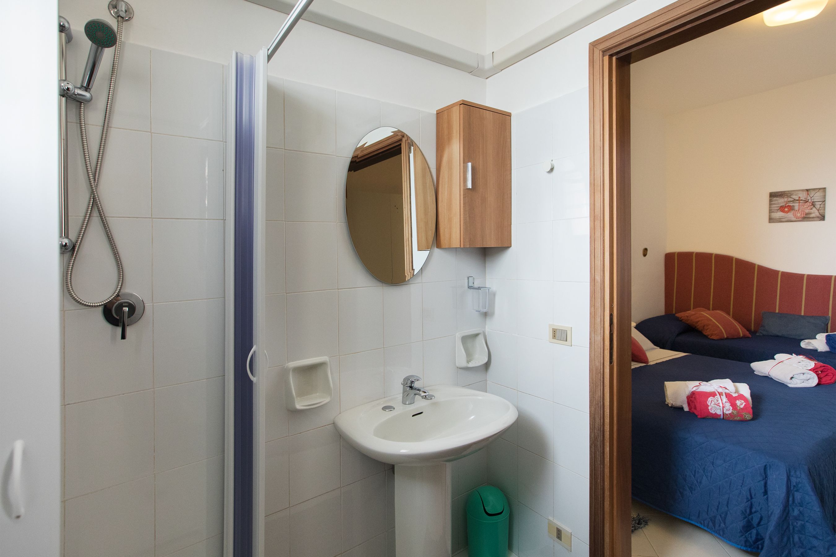 Apartamento Deluxe, 1 quarto | Casa de banho | Um polibã, um chuveiro fixo, artigos de higiene pessoal grátis 