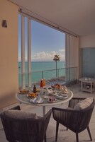 Quarto Deluxe, 2 camas individuais, vista para a lagoa | Terraço/pátio interior