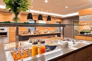 Café da manhã com buffet grátis todos os dias