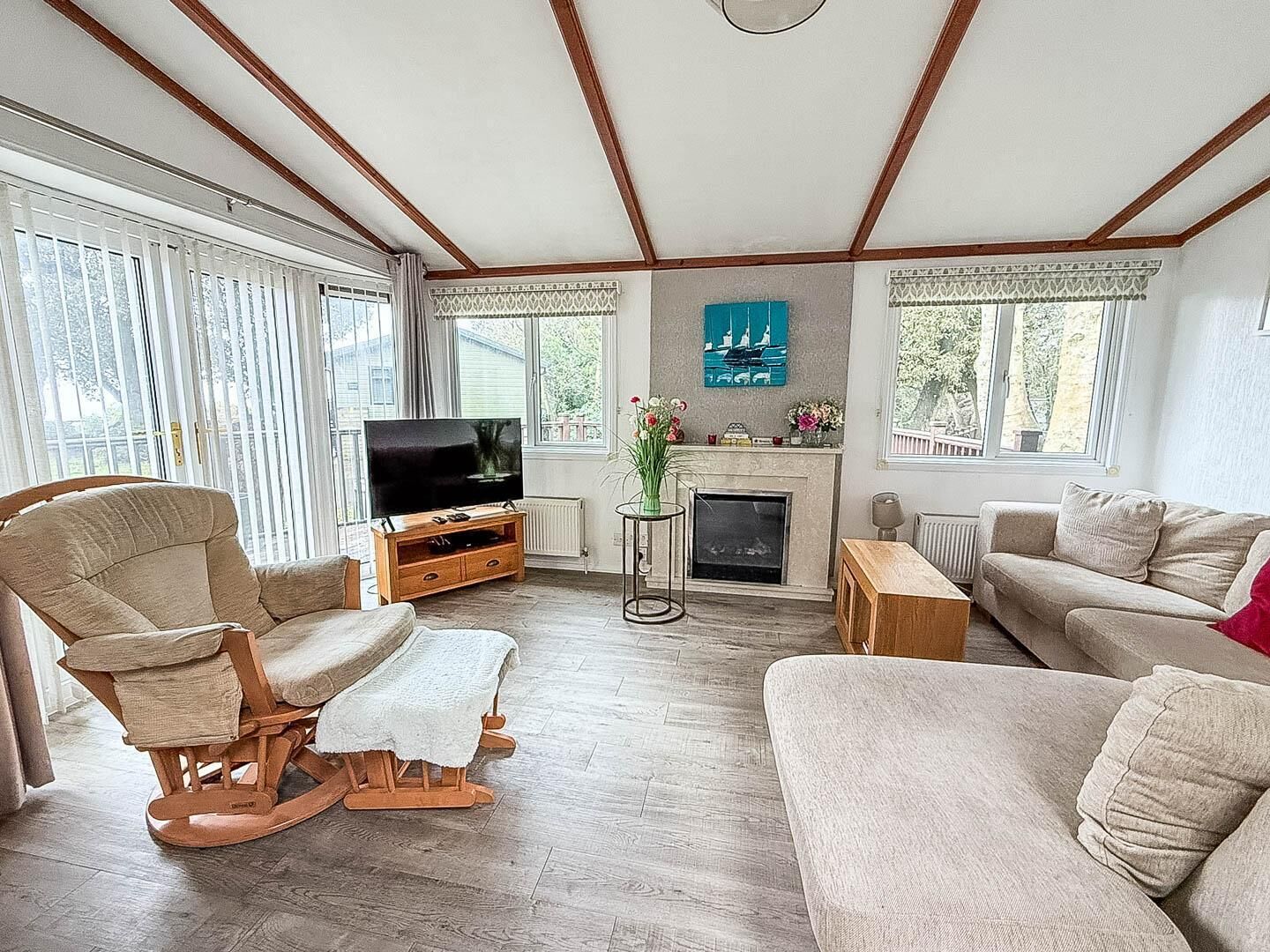 Pet Friendly, Luxury Lodge With Decking In Suffolk Near The Beach Ref 32108a - Lowestoft
