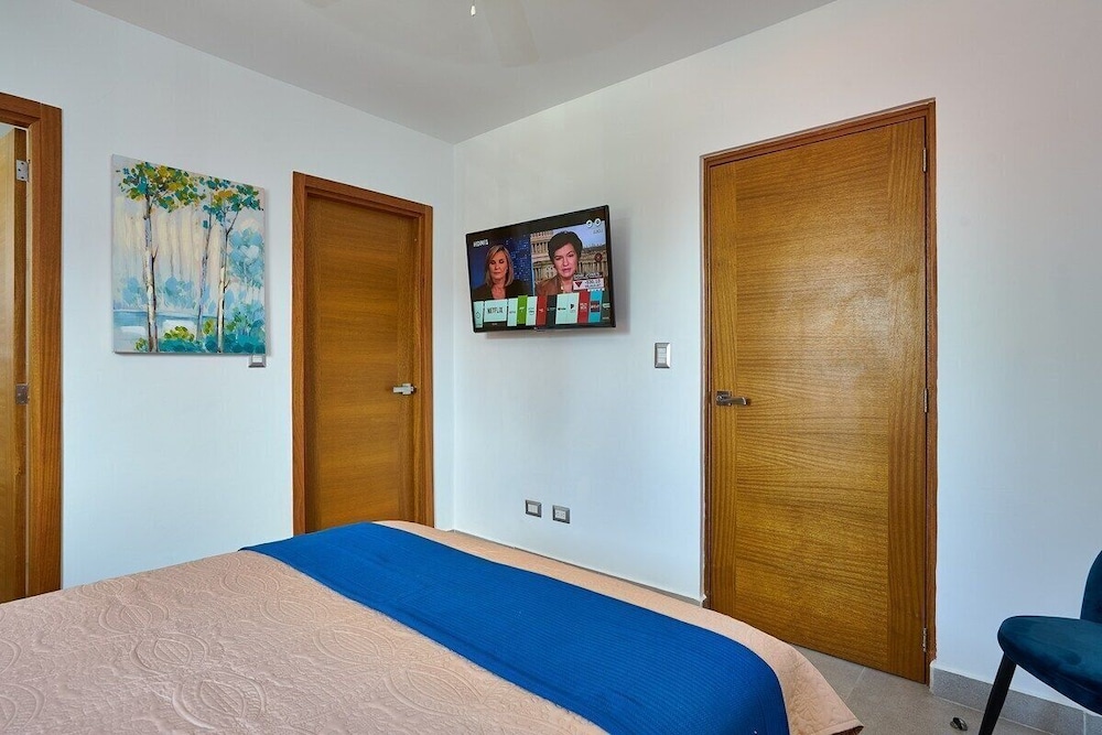 *Roof Top* A/c-wifi-smrttv-gym-bluemall-yellowkey - Dominica