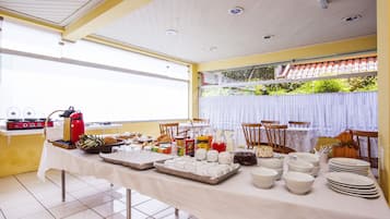 Café da manhã com buffet grátis todos os dias