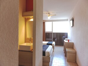 Quarto Triplo Standard | Secretária, ferro/tábua de engomar, Wi-fi grátis 