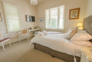 Quarto casal luxo, suíte, vista para o jardim | Roupas de cama premium, camas com colchões pillow-top, frigobar