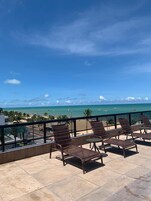 Terraço com espreguiçadeiras