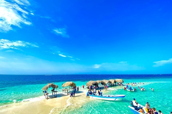 Na praia, areia branca, 2 bares na praia