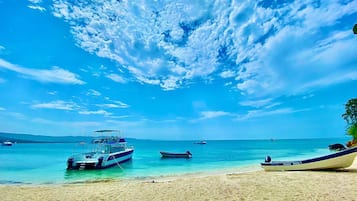 Na praia, praia de areia branca, 2 bares na praia