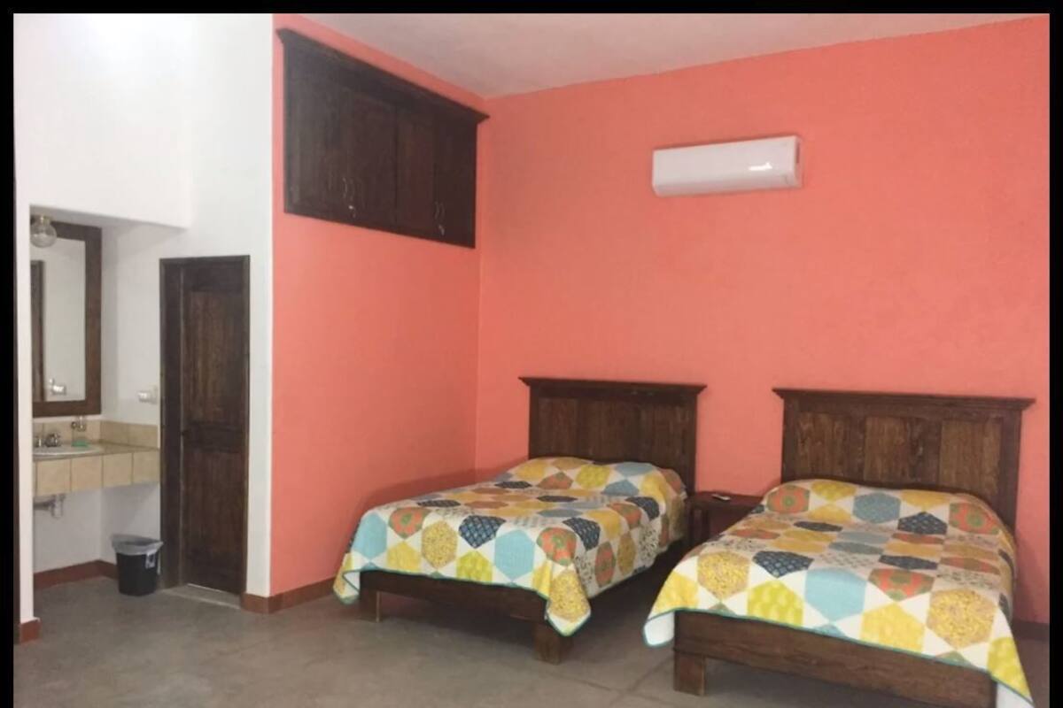 Quarto Duplo ou Twin Júnior | Cortinas/cortinados opacos, ferro/tábua de engomar 