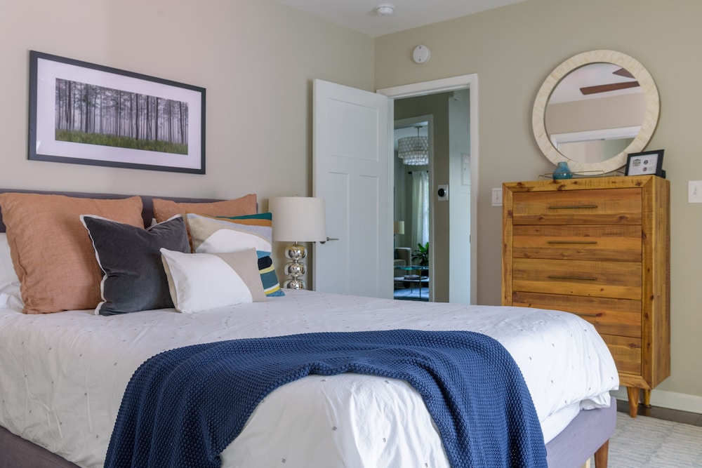 Lux Family-friendly Midtown Bungalow 2br- 2ba - 5 Min Walk To The Beltline - Atlanta, GA