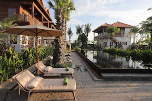 Piscina exterior, guarda-sóis, espreguiçadeiras