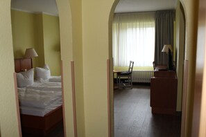 Quarto Familiar | Com decoração personalizada, secretária, quartos insonorizados