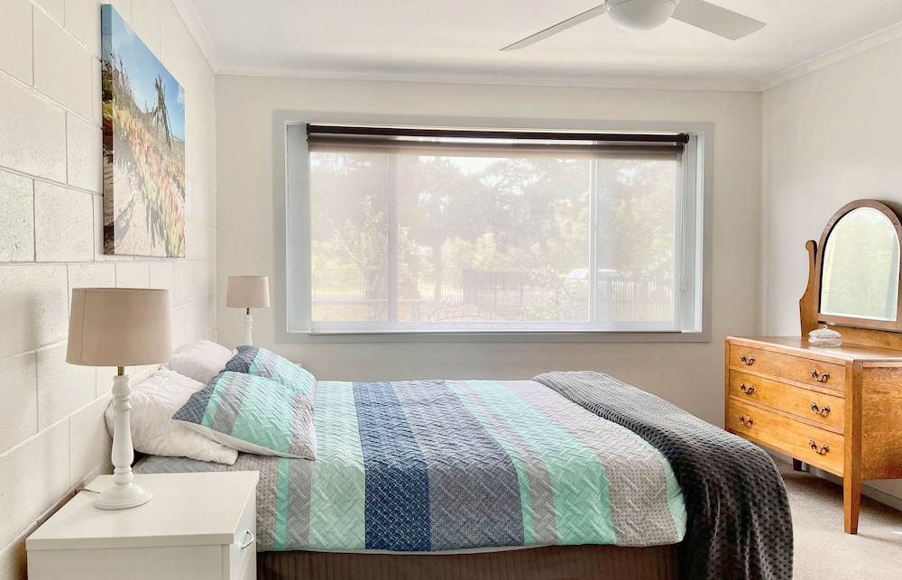 Sandy Bottom Self-contained Unit - Hear The Waves While You Sleep. - Moruya