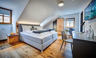 Roupa hipoalergénica, minibar, cofre com capacidade para portátil 