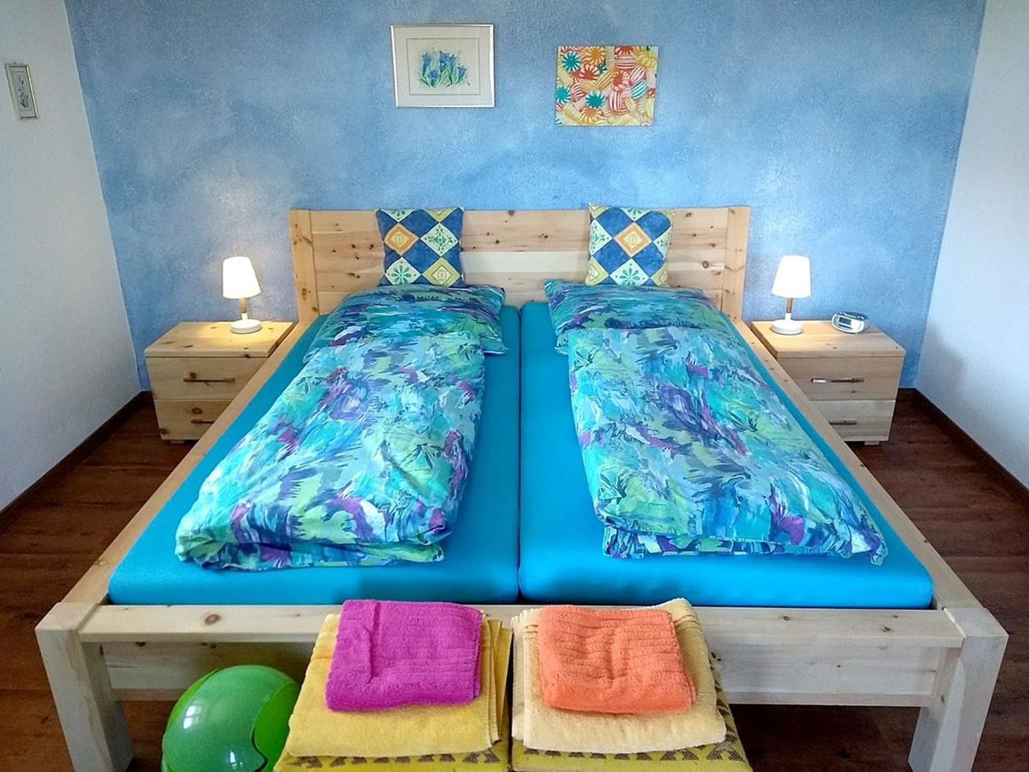 Quarto Duplo, varanda | Minibar, secretária, secretária adequada para computadores portáteis 