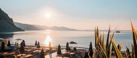 Na praia, barracas de praia de cortesia