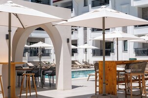 Piscina externa sazonal, guarda-sóis, espreguiçadeiras