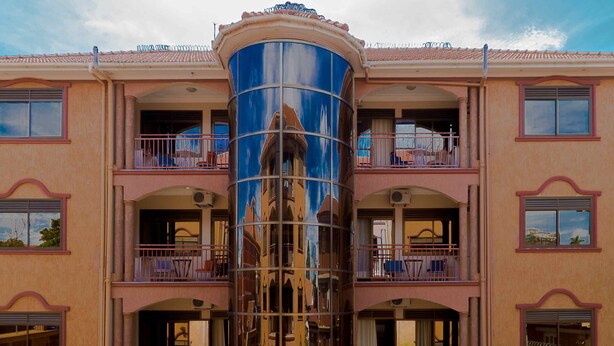 Hotel com vários andares e átrio cilíndrico central que reflete a arquitetura do edifício.