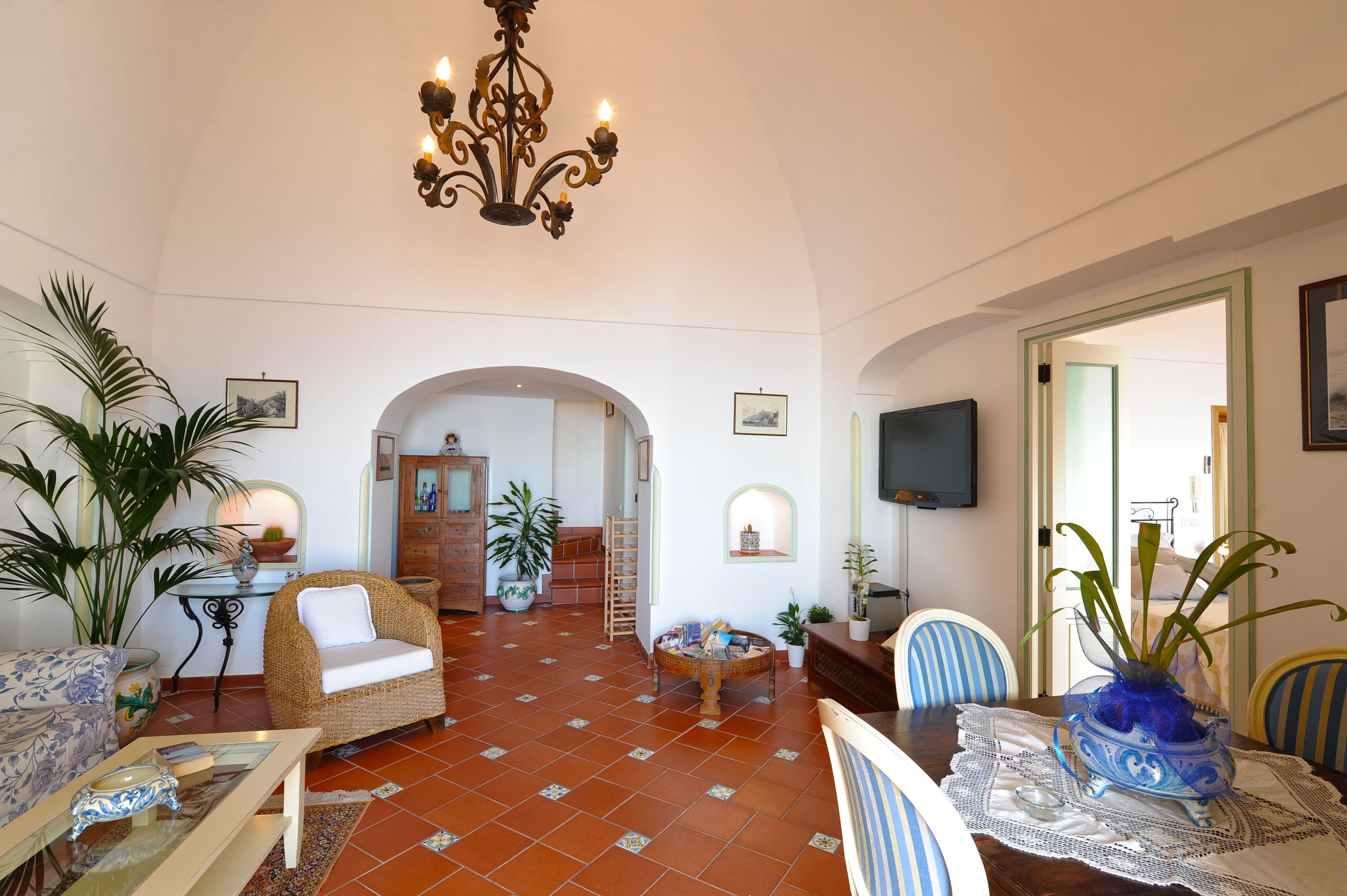 Apartamento, 3 quartos | Sala de estar | TV de ecrã plano 