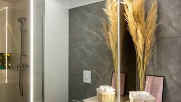 Um polibã, artigos de higiene pessoal grátis, um secador de cabelo