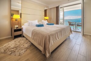 Quarto família, 2 quartos, vista para o mar | 1 quarto, roupas de cama premium, frigobar, cofres nos quartos