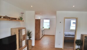 Apartamento Comfort, 1 quarto, varanda (WE3) | Sala de estar | Televisor de ecrã plano de 40 polegadas com canais por cabo, televisor