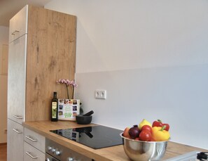 Apartamento Comfort, 1 quarto, varanda (WE2) | Cozinha privada | Um frigorífico/congelador grande, um forno, uma placa de cozinha