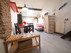 Apartamento, 1 quarto | Sala de estar | TV de ecrã plano 