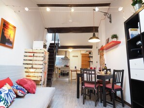 Apartamento, 1 quarto | Sala de estar | TV de ecrã plano 