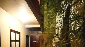 Quarto Twin Económico, vista para o pátio | Sala de estar | Televisor de ecrã plano de 50 cm com canais digitais, televisor