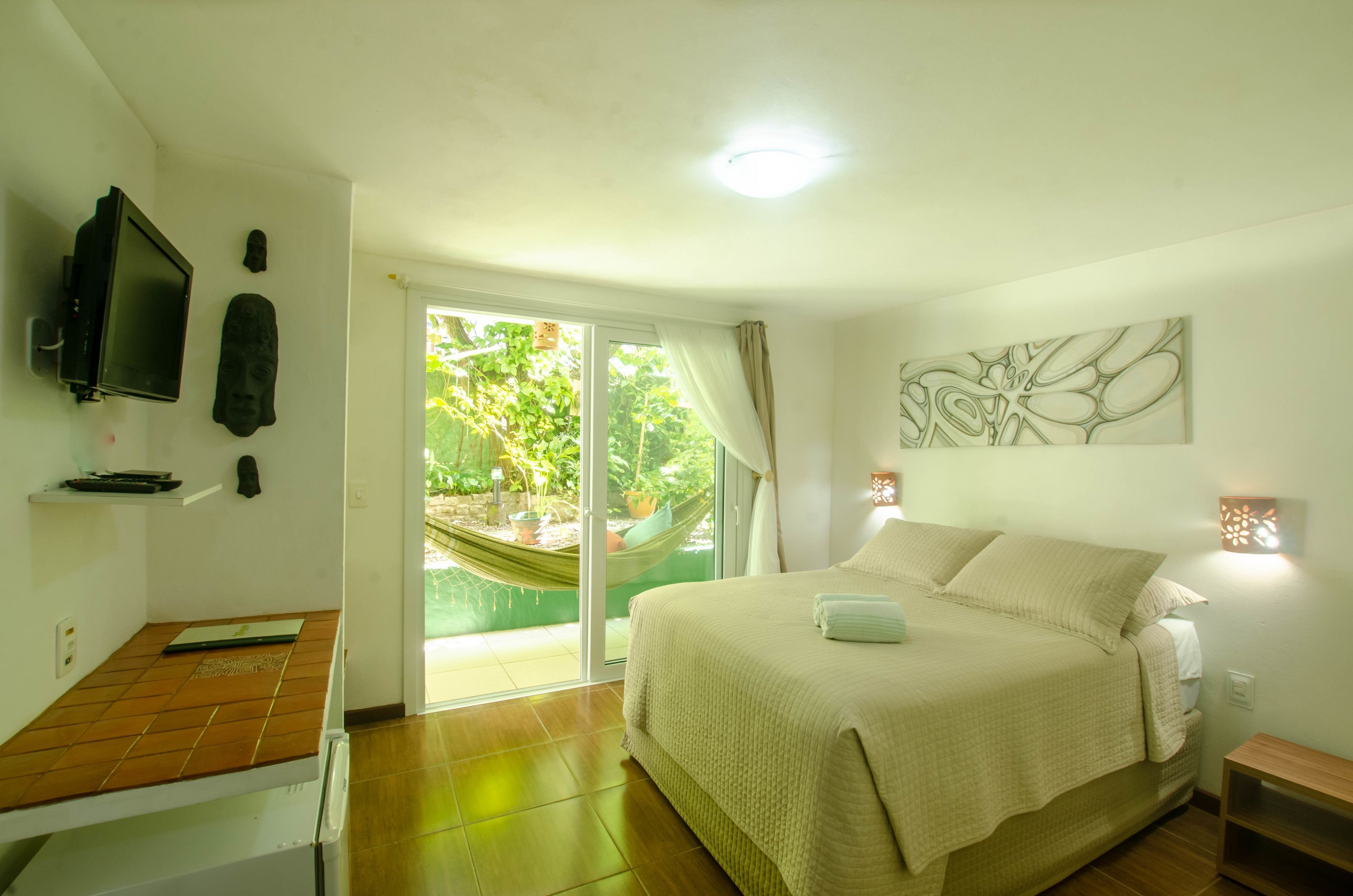 Frigobar, cofres nos quartos, escrivaninha, cortinas blackout