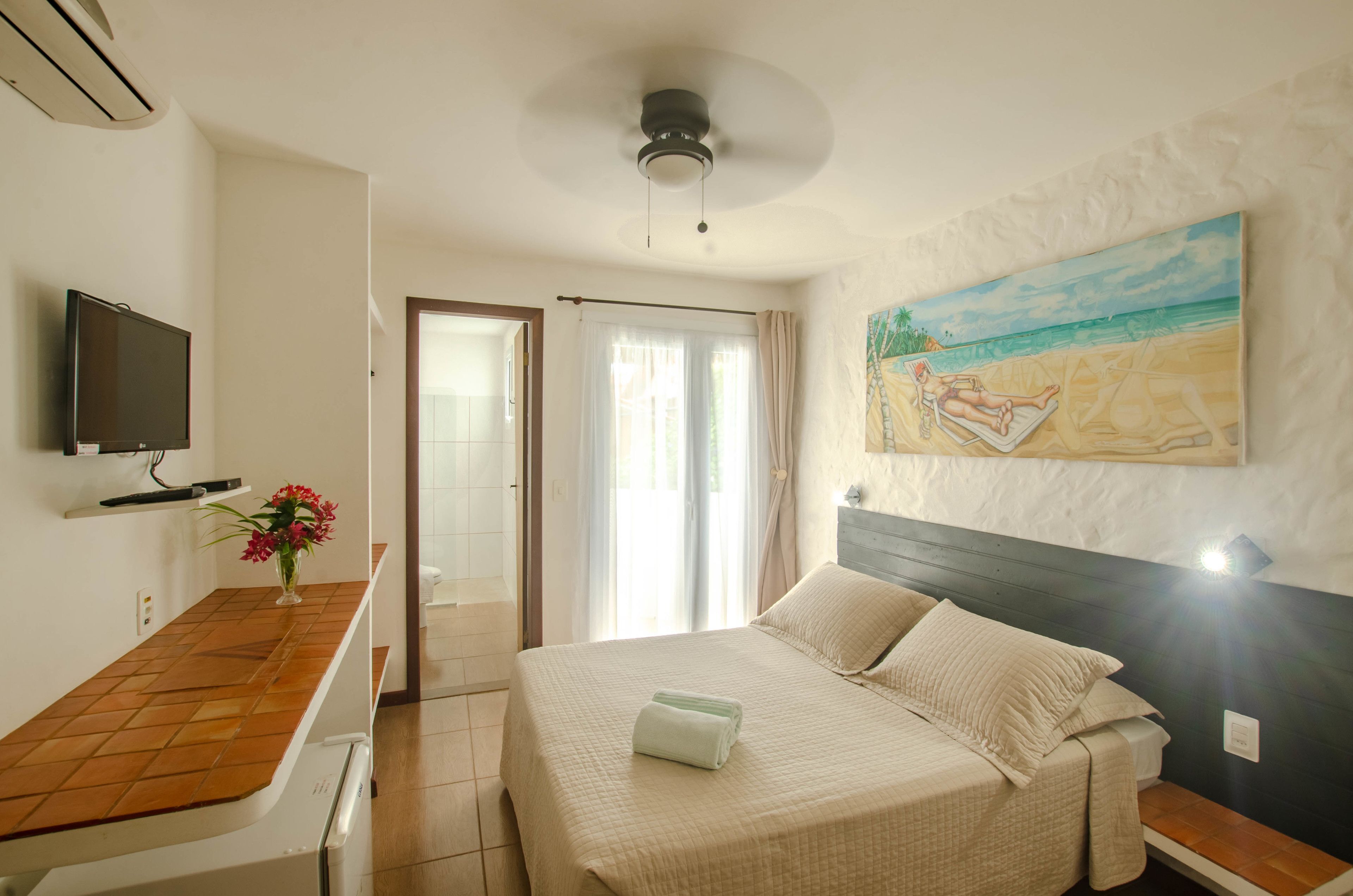 Frigobar, cofres nos quartos, escrivaninha, cortinas blackout