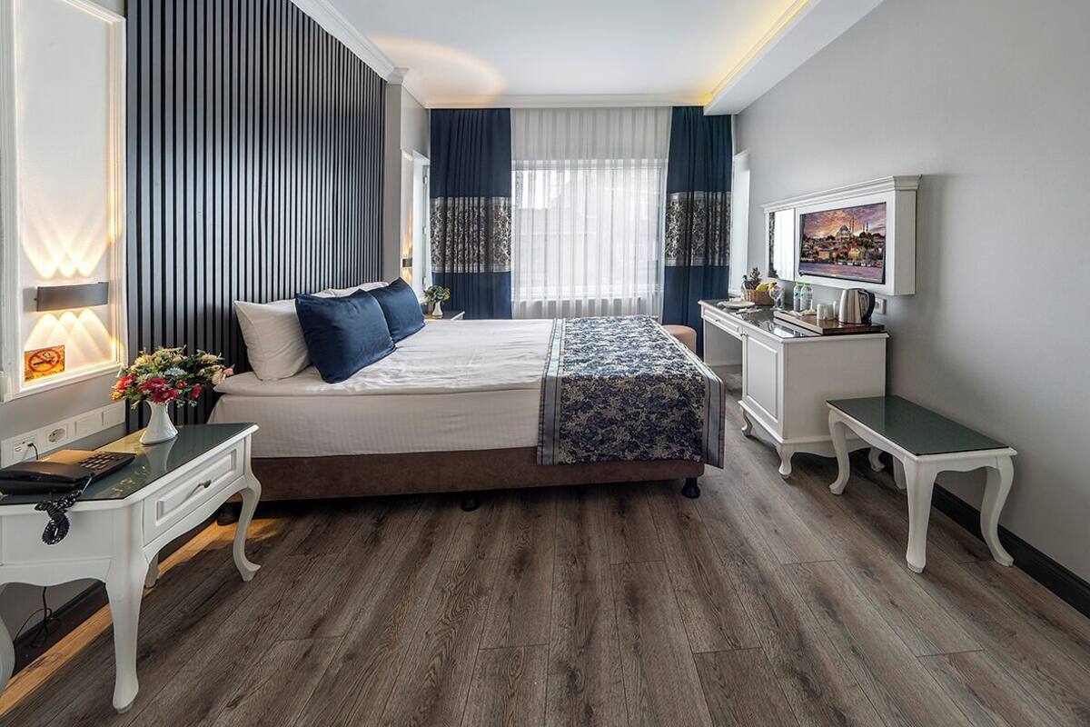 Roupa de alta qualidade, minibar, cofre com capacidade para portátil