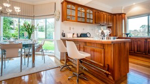 Casa Deluxe | Cozinha privada | Um frigorífico/congelador grande, um micro-ondas, um forno
