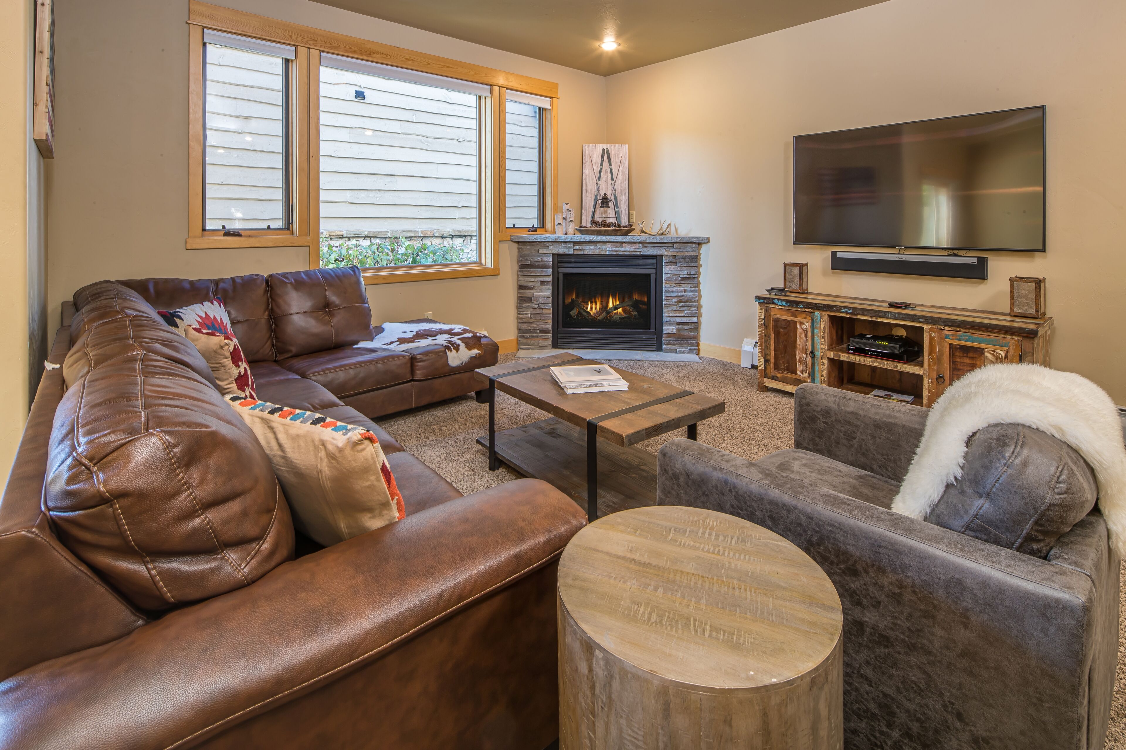 Town Center Modern Rustic Townhouse - Contactless Check In - Big Sky, MT