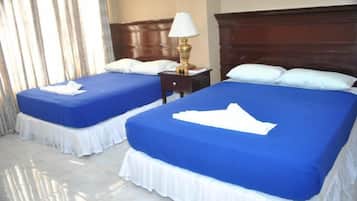 Quarto Duplo ou Twin Deluxe, não fumadores, acesso à piscina | Minibar, ferro/tábua de engomar, roupa de cama fornecida