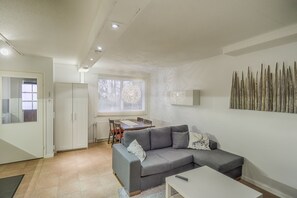 Apartamento, 2 camas de solteiro, sauna seca | Área de estar | TV