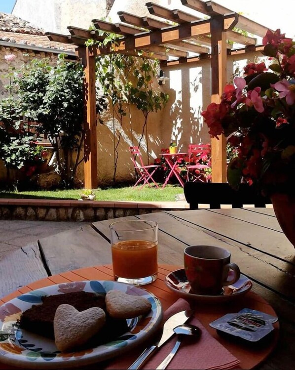 Pequeno-almoço completo diário incluído 