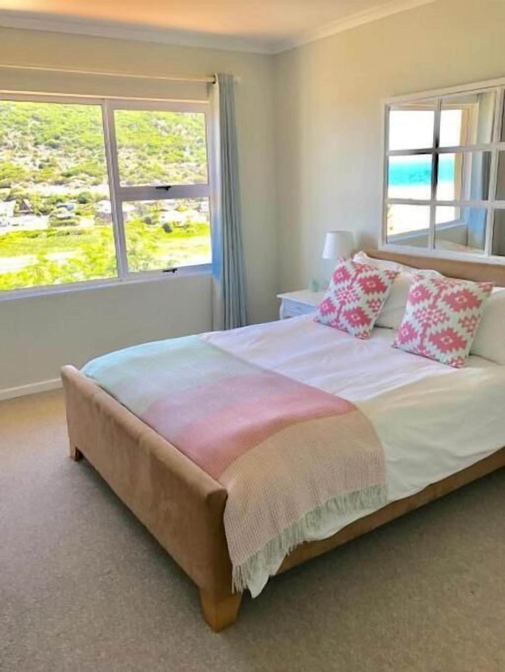 Vila | Escrivaninha, ferros/tábuas de passar roupa, berços grátis