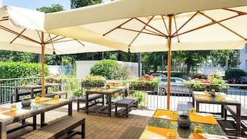 Pequenos-almoços e jantares servidos, incluindo cozinha alemã